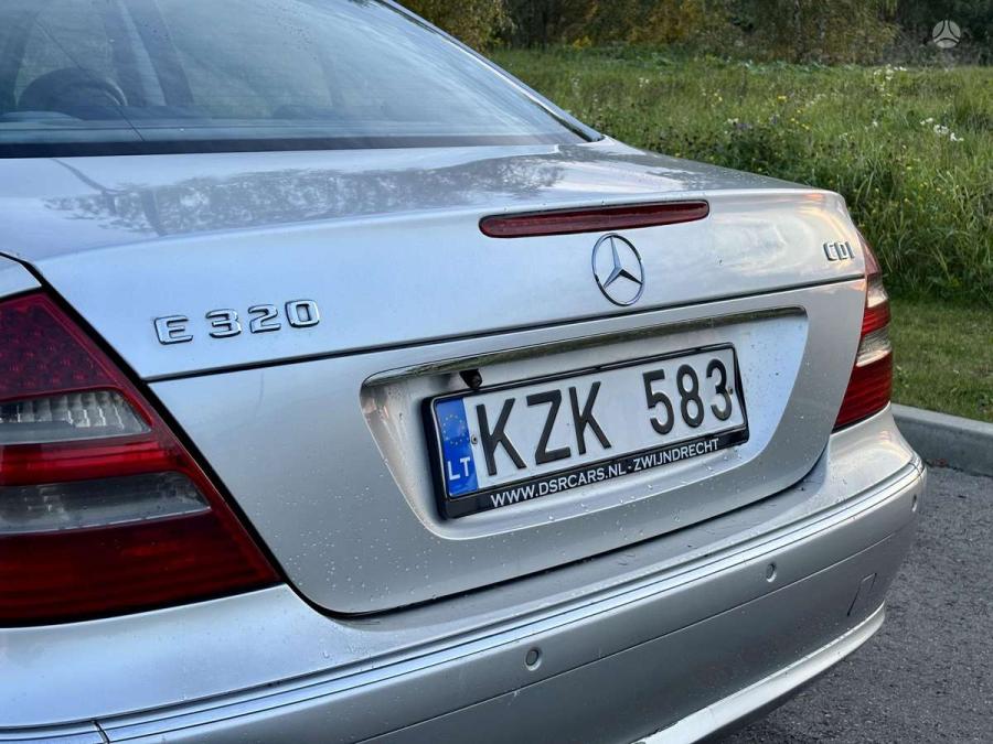 Grey Mercedes-Benz E 320 2003 in Vilnius, with an engine capacity of 3.22 L and mileage of 380 thousand km for 2600 €, photo 6 on AUTOMOTO.COM.LV