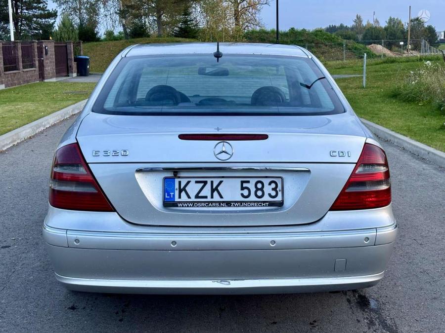 Grey Mercedes-Benz E 320 2003 in Vilnius, with an engine capacity of 3.22 L and mileage of 380 thousand km for 2600 €, photo 7 on AUTOMOTO.COM.LV