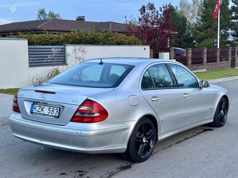 Grey Mercedes-Benz E 320 2003 in Vilnius, with an engine capacity of 3.22 L and mileage of 380 thousand km for 2600 €, photo 8 on AUTOMOTO.COM.LV