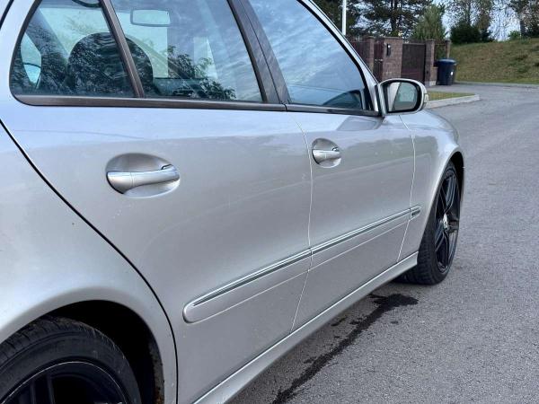 Pelēks Mercedes-Benz E 320 2003 Viļņa, ar dzinēja tilpumu 3.22 L un nobraukumu 380 tūkst. km par 2600 €, foto 9 vietnē AUTOMOTO.COM.LV