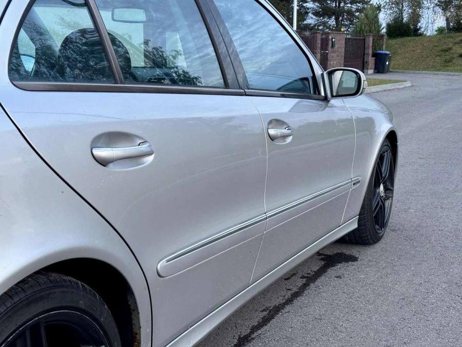 Grey Mercedes-Benz E 320 2003 in Vilnius, with an engine capacity of 3.22 L and mileage of 380 thousand km for 2600 €, photo 9 on AUTOMOTO.COM.LV