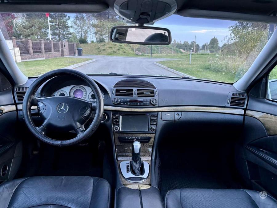 Grey Mercedes-Benz E 320 2003 in Vilnius, with an engine capacity of 3.22 L and mileage of 380 thousand km for 2600 €, photo 13 on AUTOMOTO.COM.LV