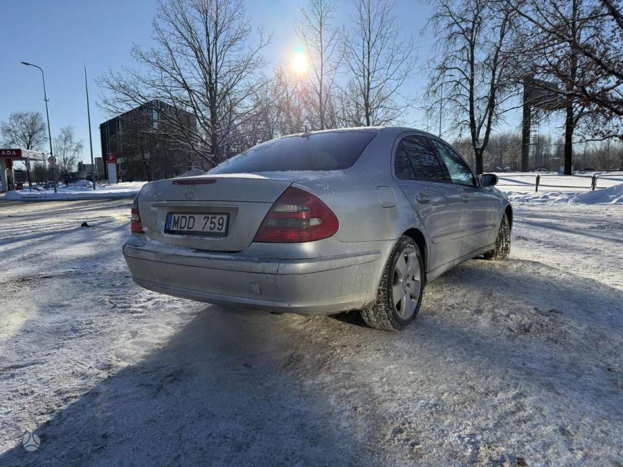 Grey Mercedes-Benz E 320 2004 in Vilnius, with an engine capacity of 3.20 L and mileage of 354 thousand km for 2250 €, photo 5 on AUTOMOTO.COM.LV