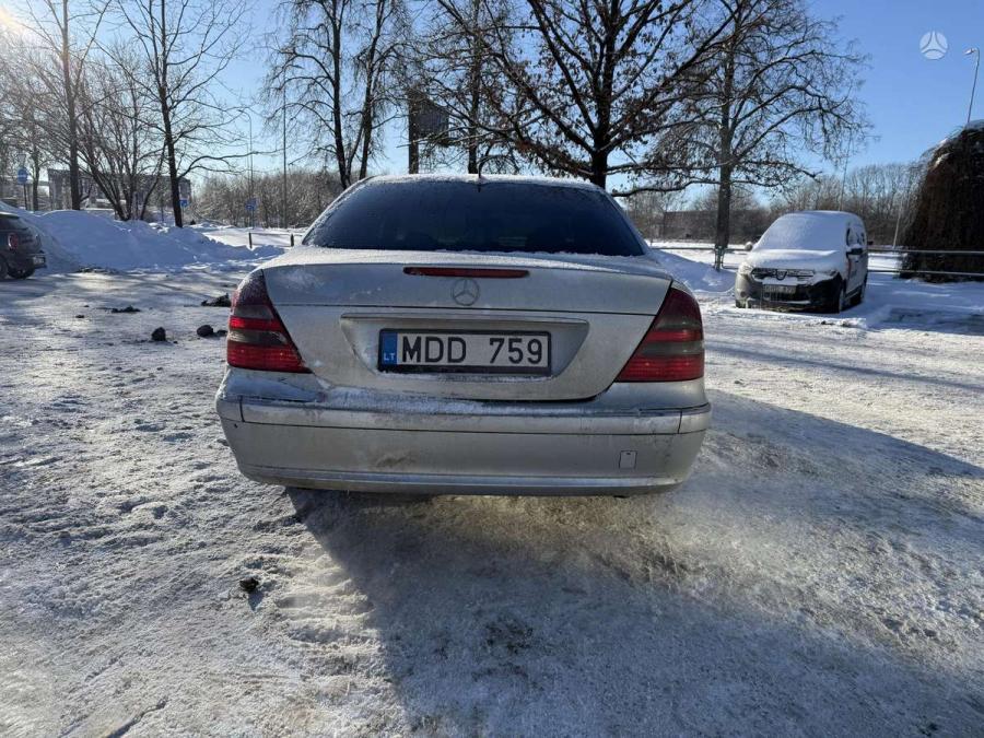 Grey Mercedes-Benz E 320 2004 in Vilnius, with an engine capacity of 3.20 L and mileage of 354 thousand km for 2250 €, photo 6 on AUTOMOTO.COM.LV