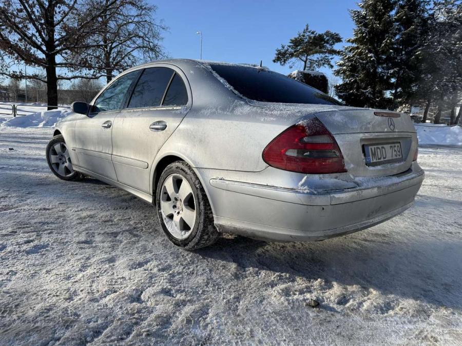 Grey Mercedes-Benz E 320 2004 in Vilnius, with an engine capacity of 3.20 L and mileage of 354 thousand km for 2250 €, photo 7 on AUTOMOTO.COM.LV