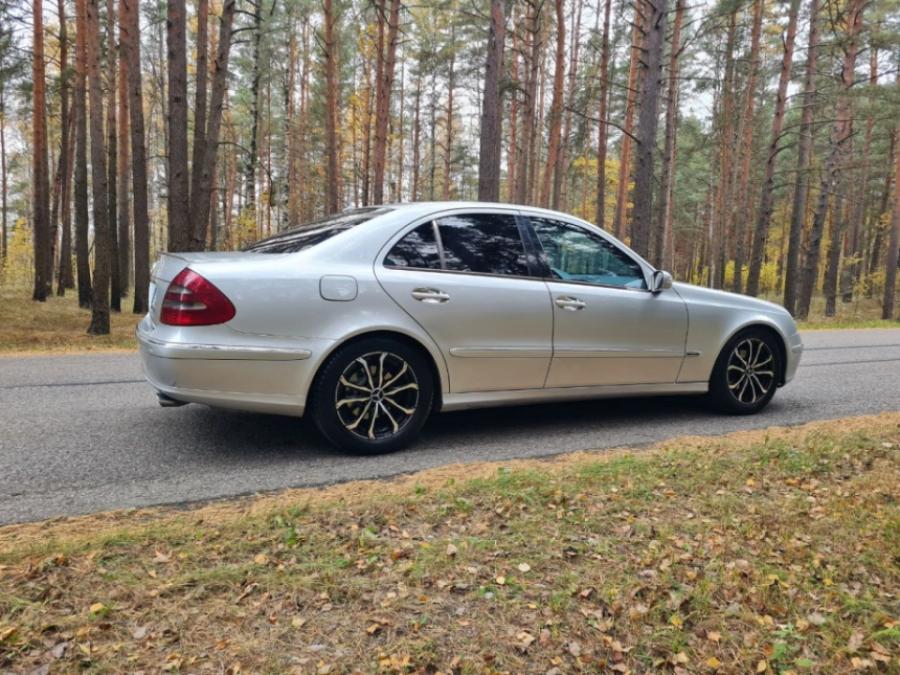 Pelēks Mercedes-Benz E 320 2004 Rīga, ar dzinēja tilpumu 3.20 L un nobraukumu 345 tūkst. km par 2950 €, foto 18 vietnē AUTOMOTO.COM.LV