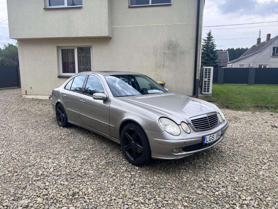 Grey Mercedes-Benz E 320 2004 in Mazeikiai, with an engine capacity of 3.20 L and mileage of 320 thousand km for 1500 €, photo 4 on AUTOMOTO.COM.LV