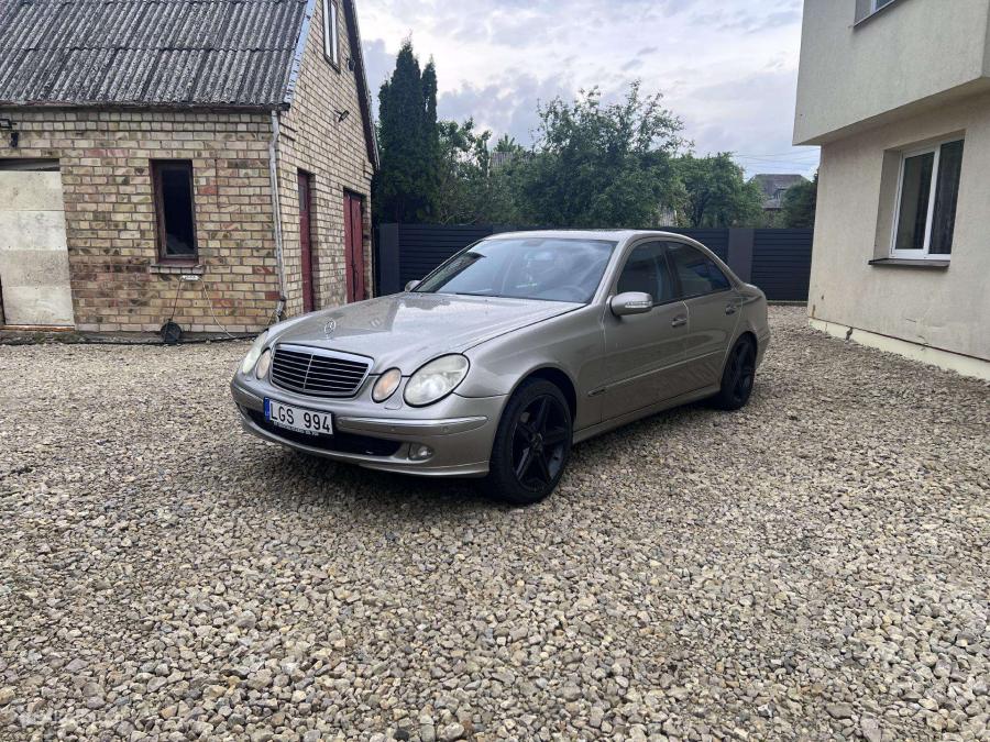 Grey Mercedes-Benz E 320 2004 in Mazeikiai, with an engine capacity of 3.20 L and mileage of 320 thousand km for 1500 €, photo 5 on AUTOMOTO.COM.LV