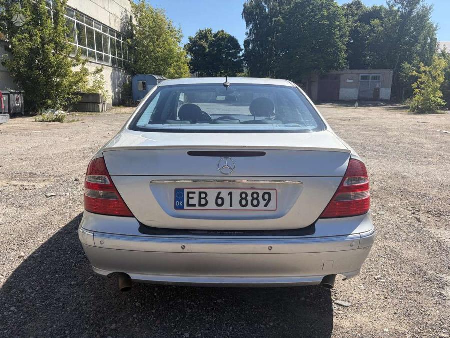 Grey Mercedes-Benz E 320 2004 in Vilnius, with an engine capacity of 3.20 L and mileage of 300 thousand km for 1500 €, photo 4 on AUTOMOTO.COM.LV