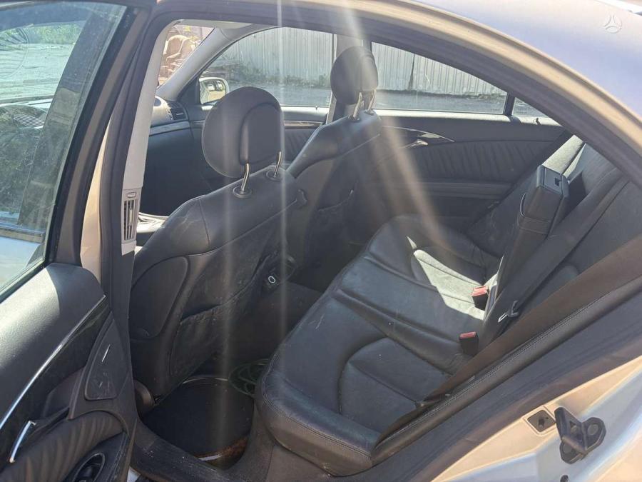 Grey Mercedes-Benz E 320 2004 in Vilnius, with an engine capacity of 3.20 L and mileage of 300 thousand km for 1500 €, photo 9 on AUTOMOTO.COM.LV