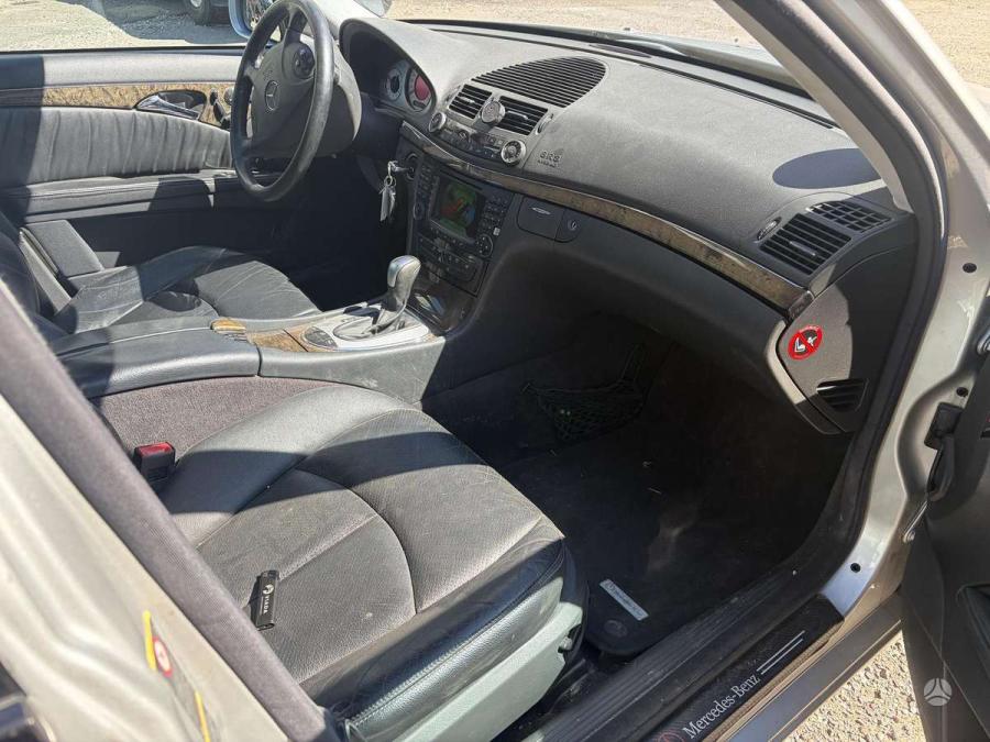 Grey Mercedes-Benz E 320 2004 in Vilnius, with an engine capacity of 3.20 L and mileage of 300 thousand km for 1500 €, photo 10 on AUTOMOTO.COM.LV
