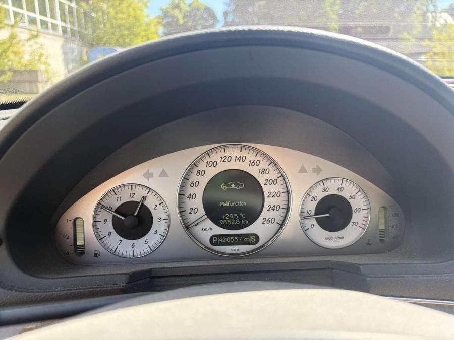 Grey Mercedes-Benz E 320 2004 in Vilnius, with an engine capacity of 3.20 L and mileage of 300 thousand km for 1500 €, photo 13 on AUTOMOTO.COM.LV