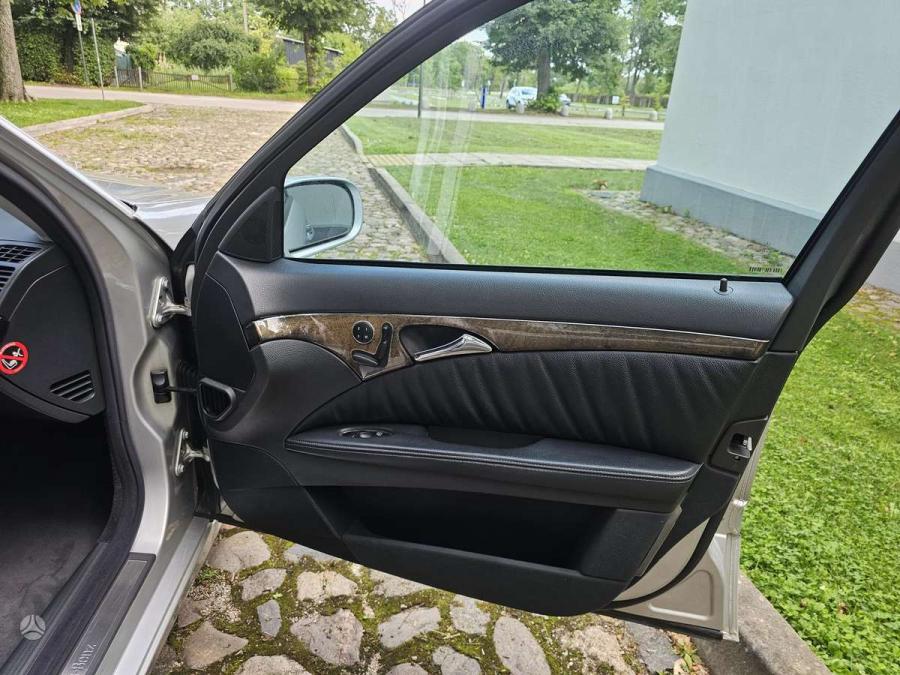 Pelēks Mercedes-Benz E 320 2004 Kauņa, ar dzinēja tilpumu 3.20 L un nobraukumu 322 tūkst. km par 4150 €, foto 18 vietnē AUTOMOTO.COM.LV