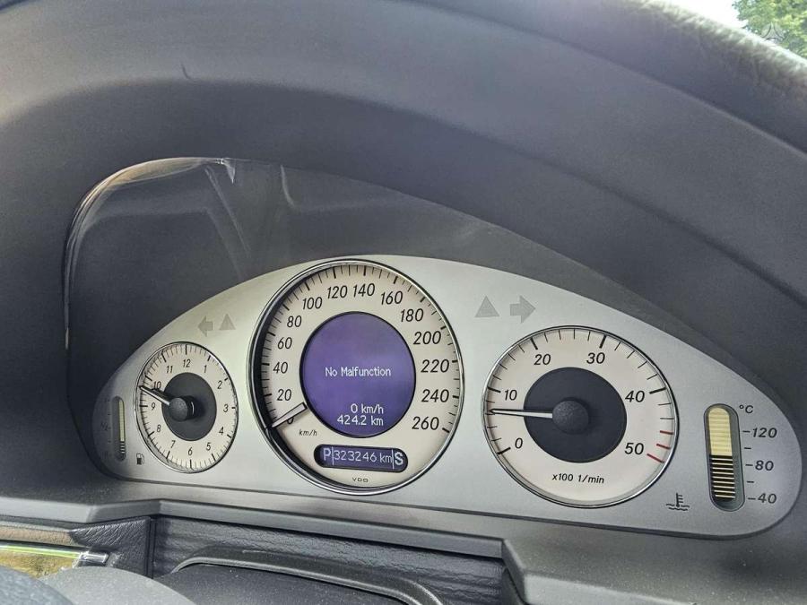 Pelēks Mercedes-Benz E 320 2004 Kauņa, ar dzinēja tilpumu 3.20 L un nobraukumu 322 tūkst. km par 4150 €, foto 25 vietnē AUTOMOTO.COM.LV