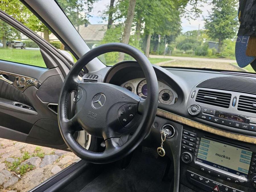 Pelēks Mercedes-Benz E 320 2004 Kauņa, ar dzinēja tilpumu 3.20 L un nobraukumu 322 tūkst. km par 4150 €, foto 26 vietnē AUTOMOTO.COM.LV