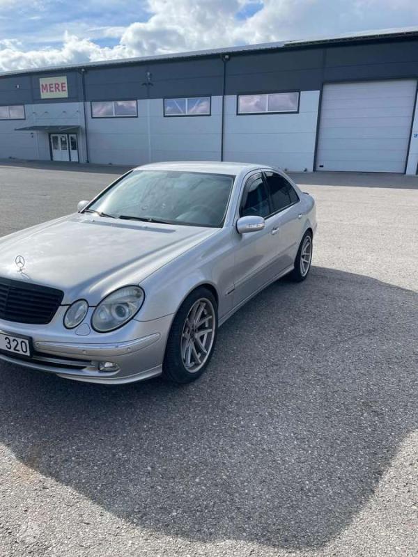 Мерседес Е 320 2004 в Мажейкяй на AUTOMOTO.COM.LV Серый Мерседес Е 320 2004 в Мажейкяй, объемом двигателя 3.22 л и пробегом 360 тыс. км за 3550 €, фото 1 на AUTOMOTO.COM.LV