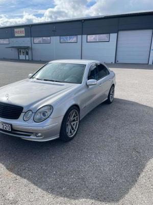 Pelēks Mercedes-Benz E 320 2004 Mažeikiai, ar dzinēja tilpumu 3.22 L un nobraukumu 360 tūkst. km par 3550 €, foto 1 vietnē AUTOMOTO.COM.LV