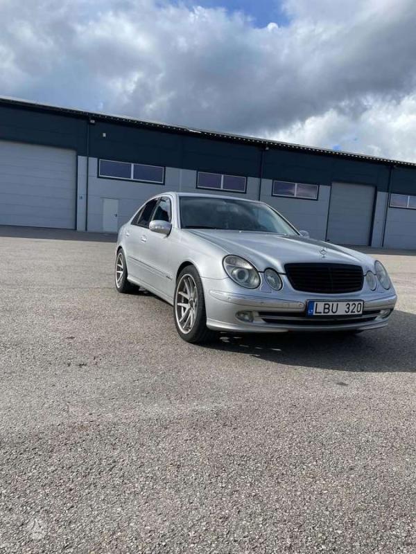 Мерседес Е 320 2004 в Мажейкяй на AUTOMOTO.COM.LV Серый Мерседес Е 320 2004 в Мажейкяй, объемом двигателя 3.22 л и пробегом 360 тыс. км за 3550 €, фото 3 на AUTOMOTO.COM.LV