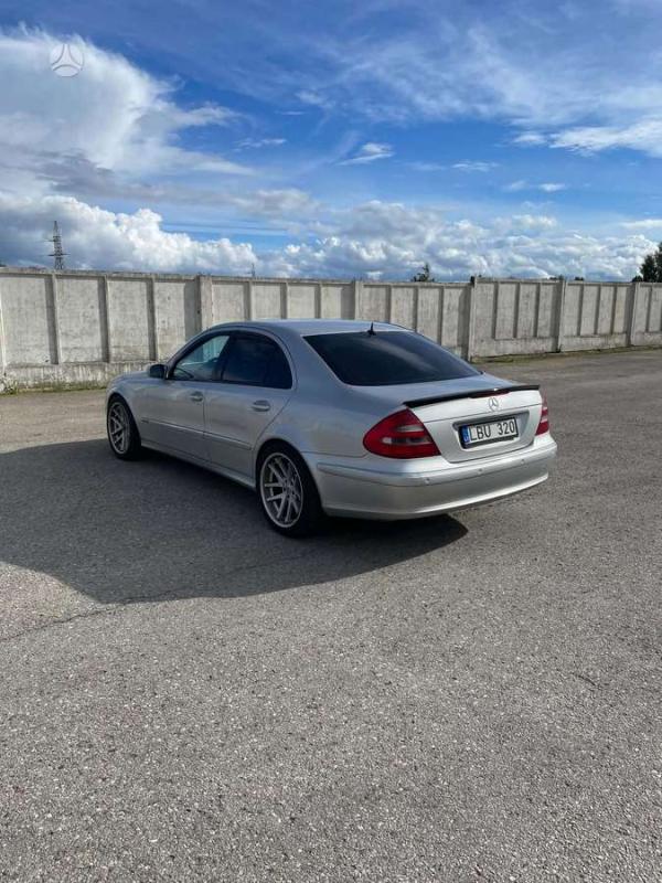 Мерседес Е 320 2004 в Мажейкяй на AUTOMOTO.COM.LV Серый Мерседес Е 320 2004 в Мажейкяй, объемом двигателя 3.22 л и пробегом 360 тыс. км за 3550 €, фото 4 на AUTOMOTO.COM.LV