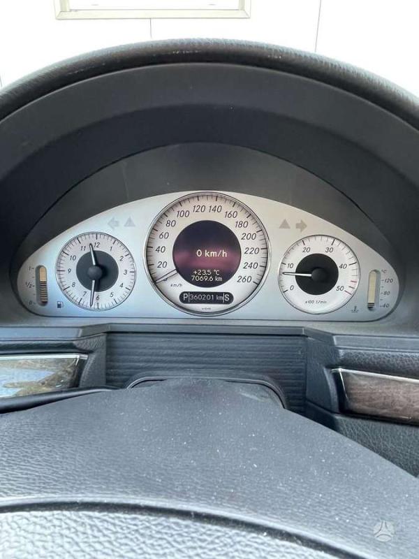 Мерседес Е 320 2004 в Мажейкяй на AUTOMOTO.COM.LV Серый Мерседес Е 320 2004 в Мажейкяй, объемом двигателя 3.22 л и пробегом 360 тыс. км за 3550 €, фото 8 на AUTOMOTO.COM.LV