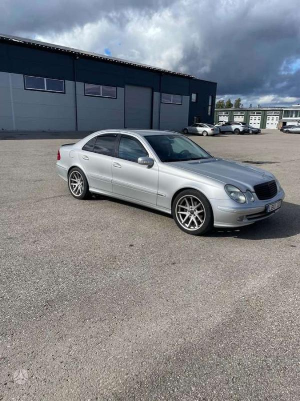 Grey Mercedes-Benz E 320 2004 in Mazeikiai, with an engine capacity of 3.22 L and mileage of 360 thousand km for 3550 €, photo 5 on AUTOMOTO.COM.LV
