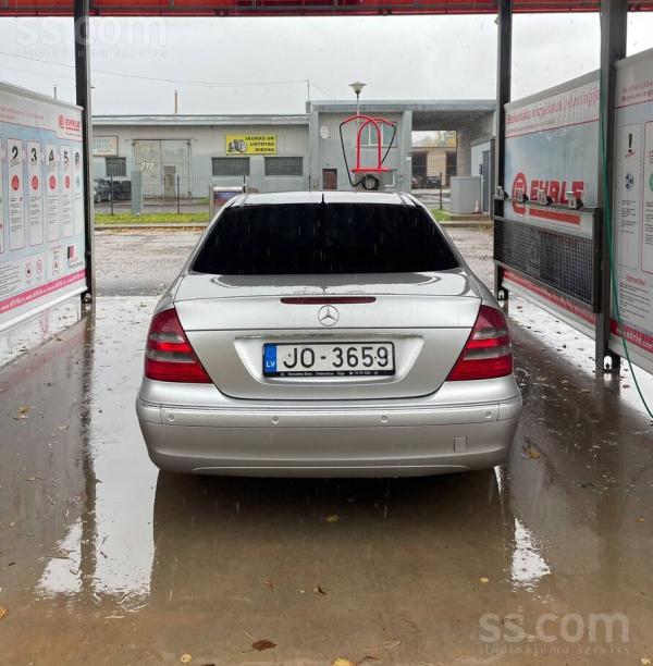 Grey Mercedes-Benz E 320 2004 in Ogre, with an engine capacity of 3.20 L and mileage of 390 thousand km for 2700 €, photo 5 on AUTOMOTO.COM.LV