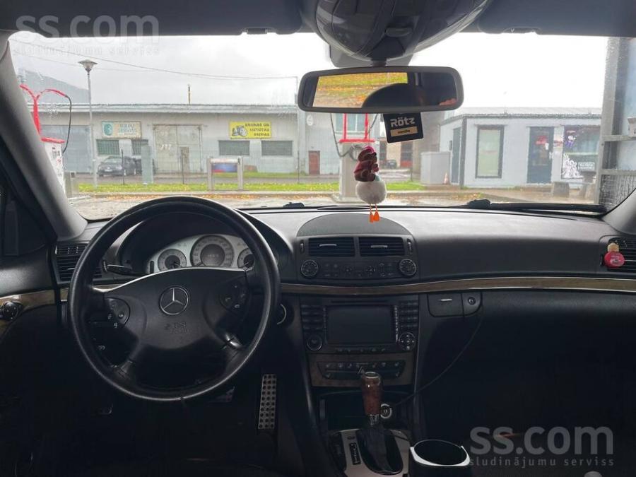 Grey Mercedes-Benz E 320 2004 in Ogre, with an engine capacity of 3.20 L and mileage of 390 thousand km for 2700 €, photo 6 on AUTOMOTO.COM.LV