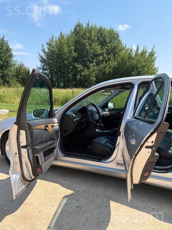 Grey Mercedes-Benz E 320 2005 in Riga, with an engine capacity of 3.20 L and mileage of 373 thousand km for 4300 €, photo 9 on AUTOMOTO.COM.LV