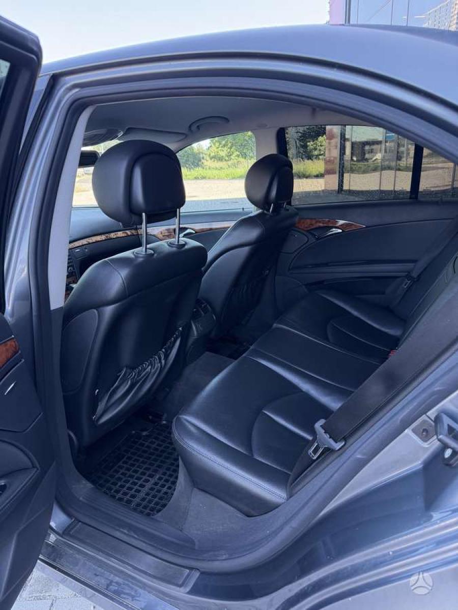 Grey Mercedes-Benz E 320 2006 in Klaipeda, with an engine capacity of 2.99 L and mileage of 379 thousand km for 2600 €, photo 8 on AUTOMOTO.COM.LV