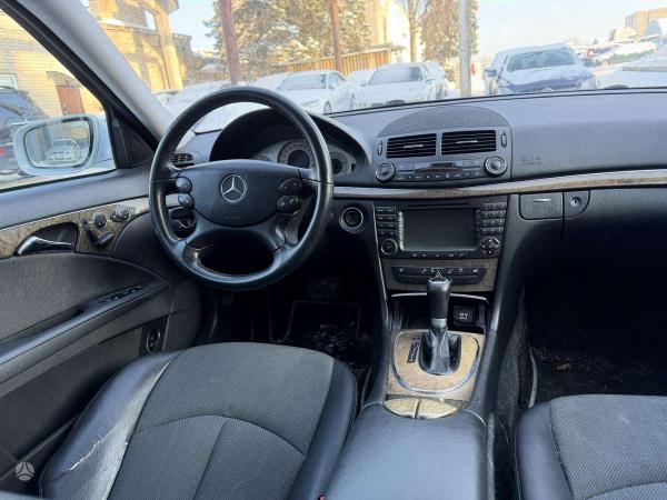 Pelēks Mercedes-Benz E 320 2008 Panevēža, ar dzinēja tilpumu 2.99 L un nobraukumu 500 tūkst. km par 3100 €, foto 10 vietnē AUTOMOTO.COM.LV