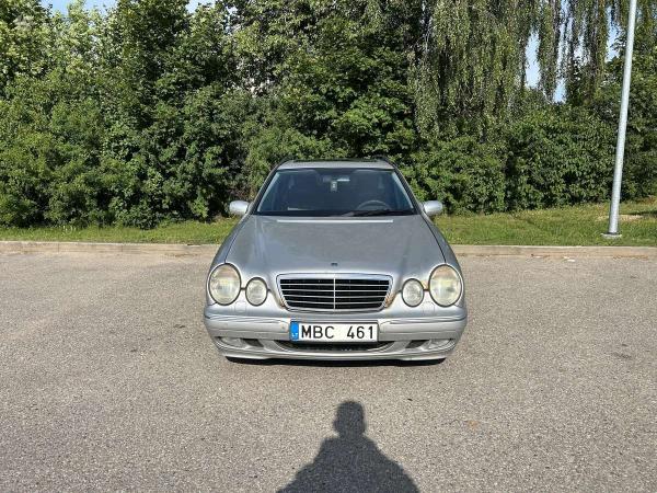 Серый Мерседес Е 320 2002 в Вильнюс, объемом двигателя 3.20 л и пробегом 570 тыс. км за 2100 €, фото 1 на AUTOMOTO.COM.LV