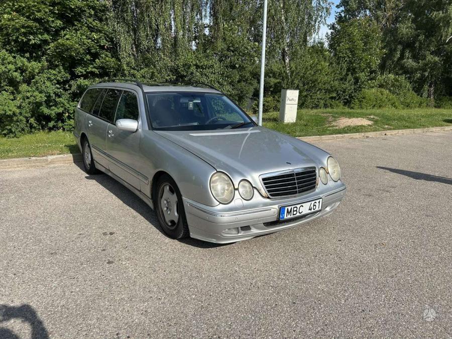 Серый Мерседес Е 320 2002 в Вильнюс, объемом двигателя 3.20 л и пробегом 570 тыс. км за 2100 €, фото 3 на AUTOMOTO.COM.LV