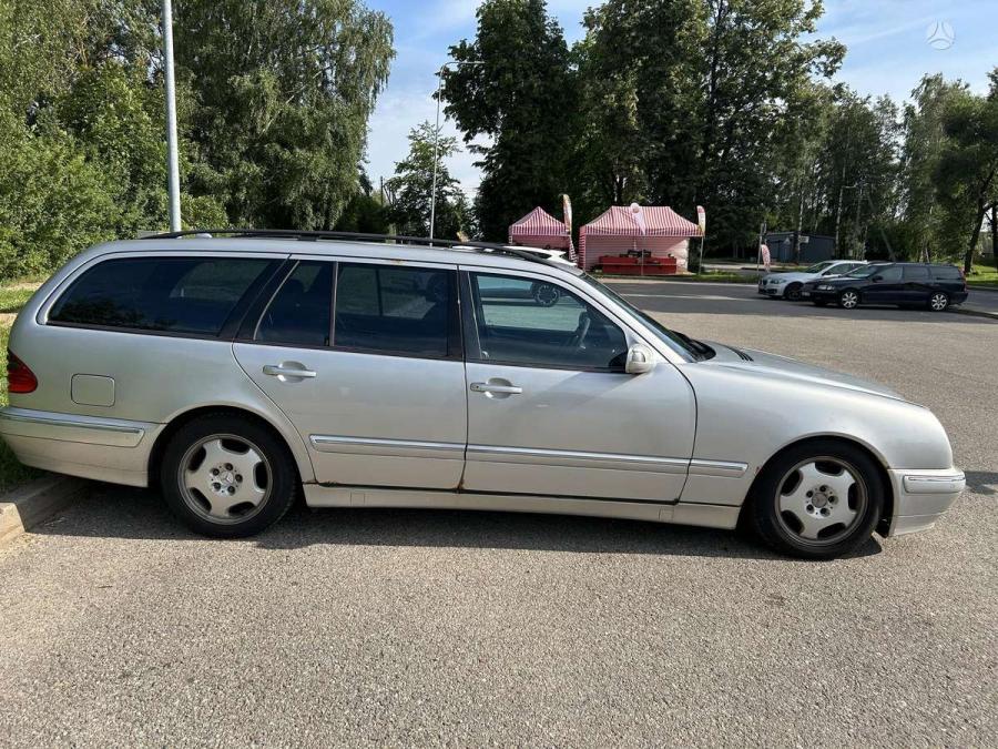 Серый Мерседес Е 320 2002 в Вильнюс, объемом двигателя 3.20 л и пробегом 570 тыс. км за 2100 €, фото 4 на AUTOMOTO.COM.LV