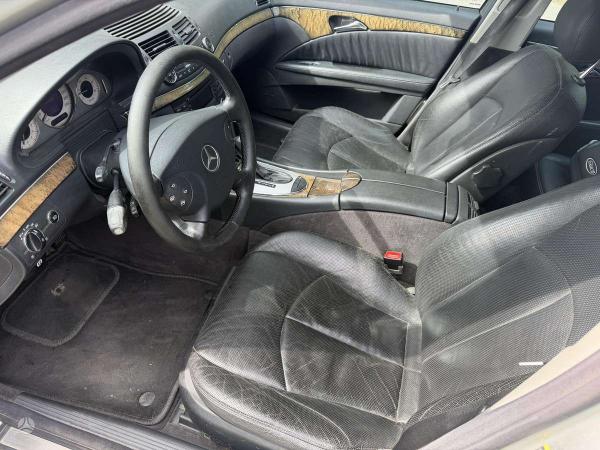 Pelēks Mercedes-Benz E 320 2003 Viļņa, ar dzinēja tilpumu 3.22 L un nobraukumu 107 tūkst. km par 2600 €, foto 7 vietnē AUTOMOTO.COM.LV