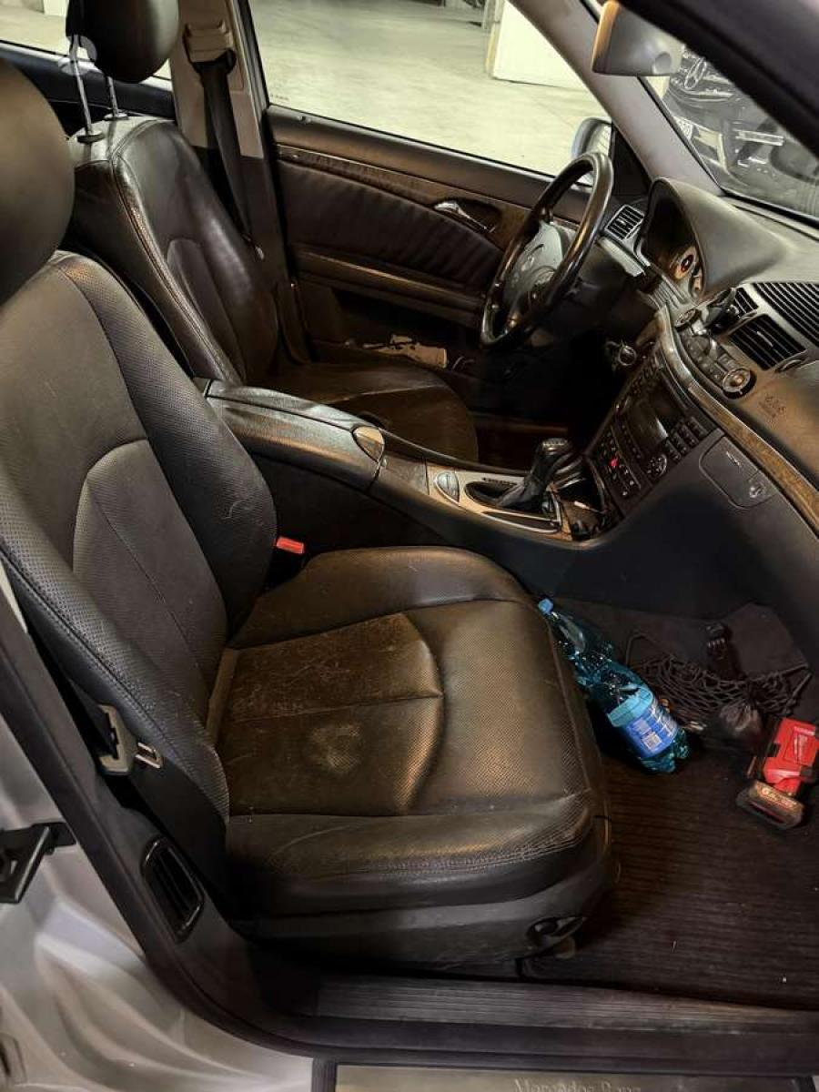 Pelēks Mercedes-Benz E 320 2003 Viļņa, ar dzinēja tilpumu 3.22 L un nobraukumu 454 tūkst. km par 1790 €, foto 18 vietnē AUTOMOTO.COM.LV