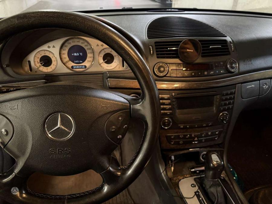 Pelēks Mercedes-Benz E 320 2003 Viļņa, ar dzinēja tilpumu 3.22 L un nobraukumu 454 tūkst. km par 1790 €, foto 22 vietnē AUTOMOTO.COM.LV