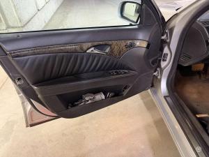 Pelēks Mercedes-Benz E 320 2003 Viļņa, ar dzinēja tilpumu 3.22 L un nobraukumu 454 tūkst. km par 1790 €, foto 23 vietnē AUTOMOTO.COM.LV