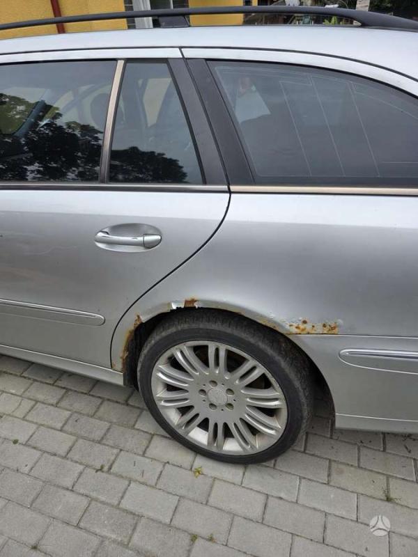 Grey Mercedes-Benz E 320 2004 in Vilnius, with an engine capacity of 3.22 L and mileage of 432 thousand km for 1500 €, photo 6 on AUTOMOTO.COM.LV