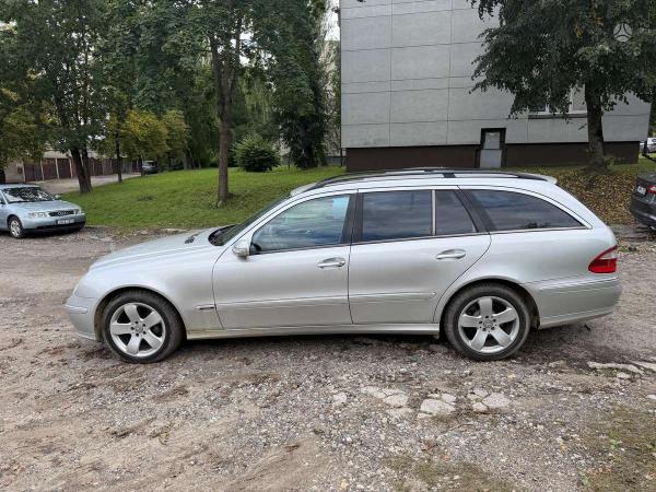 Mercedes-Benz E 320 2005 in Kaunas on AUTOMOTO.COM.LV Grey Mercedes-Benz E 320 2005 in Kaunas, with an engine capacity of 3.22 L and mileage of 375 thousand km for 1299 β¬, photo 5 on AUTOMOTO.COM.LV