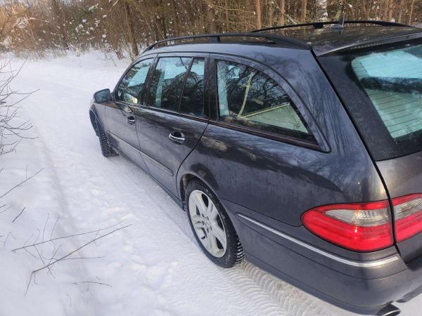 Grey Mercedes-Benz E 320 2008 in Moletai, with an engine capacity of 2.99 L and mileage of 319 thousand km for 3300 €, photo 2 on AUTOMOTO.COM.LV