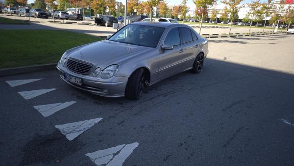 Мерседес Е 320 2005 в Клайпеда на AUTOMOTO.COM.LV Мерседес Е 320 2005 в Клайпеда, объемом двигателя 3.20 л и пробегом 385 тыс. км за 1750 €, фото 4 на AUTOMOTO.COM.LV