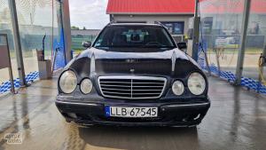 Mercedes-Benz E 320 2000 Marijampole, ar dzinēja tilpumu 3.20 L un nobraukumu 321 tūkst. km par 1150 €, foto  vietnē AUTOMOTO.COM.LV