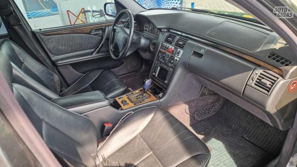 Мерседес Е 320 2000 в Мариямполе на AUTOMOTO.COM.LV Мерседес Е 320 2000 в Мариямполе, объемом двигателя 3.20 л и пробегом 321 тыс. км за 1150 €, фото 11 на AUTOMOTO.COM.LV
