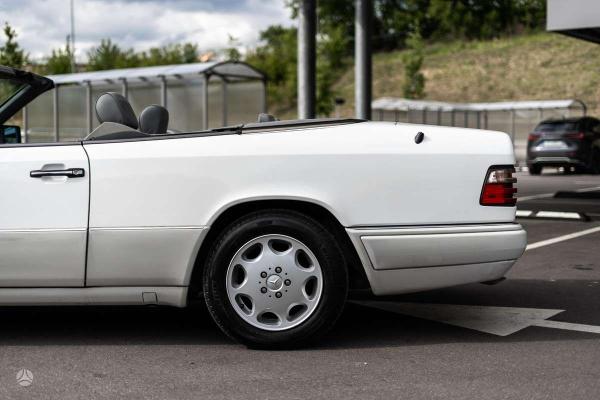 White Mercedes-Benz E 320 1995 in Vilnius, with an engine capacity of 3.20 L and mileage of 260 thousand km for 14000 €, photo 7 on AUTOMOTO.COM.LV