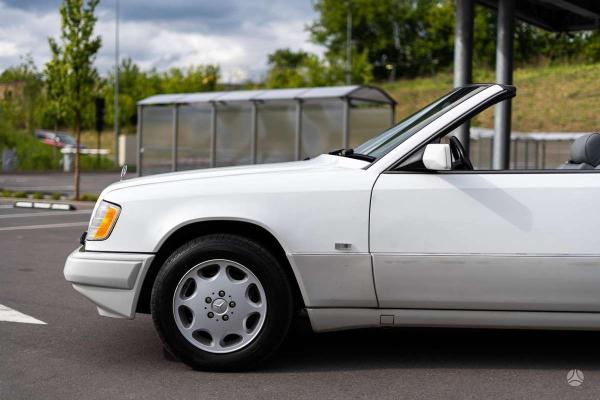 White Mercedes-Benz E 320 1995 in Vilnius, with an engine capacity of 3.20 L and mileage of 260 thousand km for 14000 €, photo 8 on AUTOMOTO.COM.LV