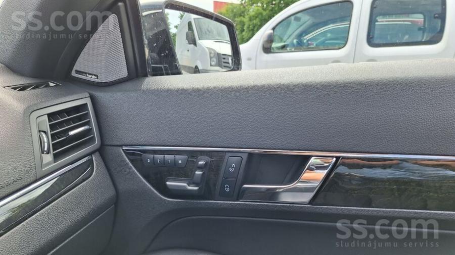Black Mercedes-Benz E 350 2010 in Riga, with an engine capacity of 3.00 L and mileage of 178 thousand km for 14777 €, photo 13 on AUTOMOTO.COM.LV