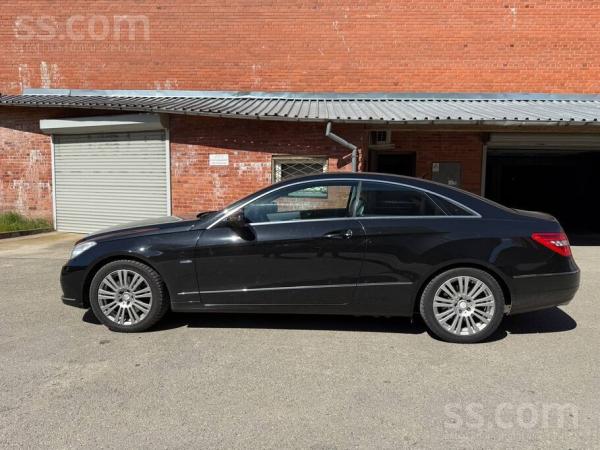 Black Mercedes-Benz E 350 2009 in Riga, with an engine capacity of 3.50 L and mileage of 226 thousand km for 6700 €, photo 3 on AUTOMOTO.COM.LV