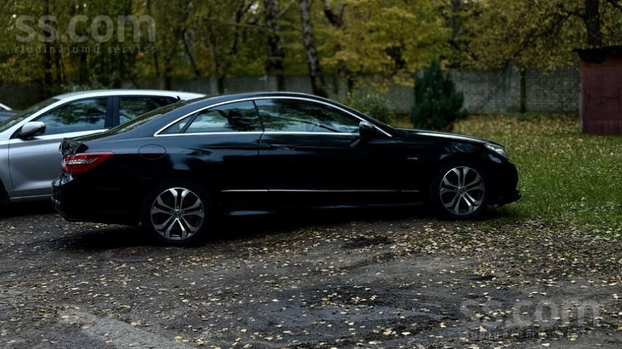 Black Mercedes-Benz E 350 2009 in Riga, with an engine capacity of 3.00 L and mileage of 293 thousand km for 8000 €, photo 3 on AUTOMOTO.COM.LV