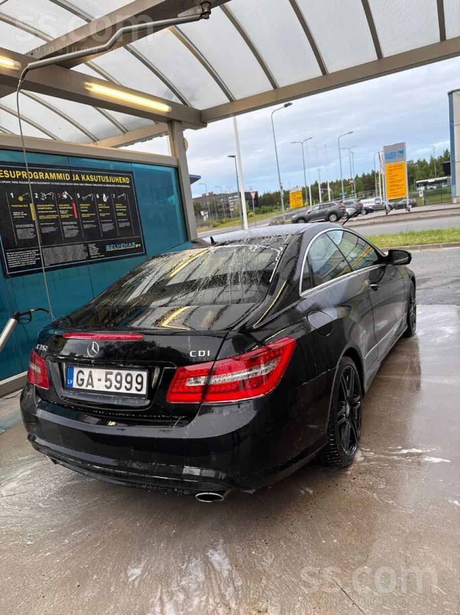 Black Mercedes-Benz E 350 2009 in Riga, with an engine capacity of 3.00 L and mileage of 293 thousand km for 8000 €, photo 6 on AUTOMOTO.COM.LV