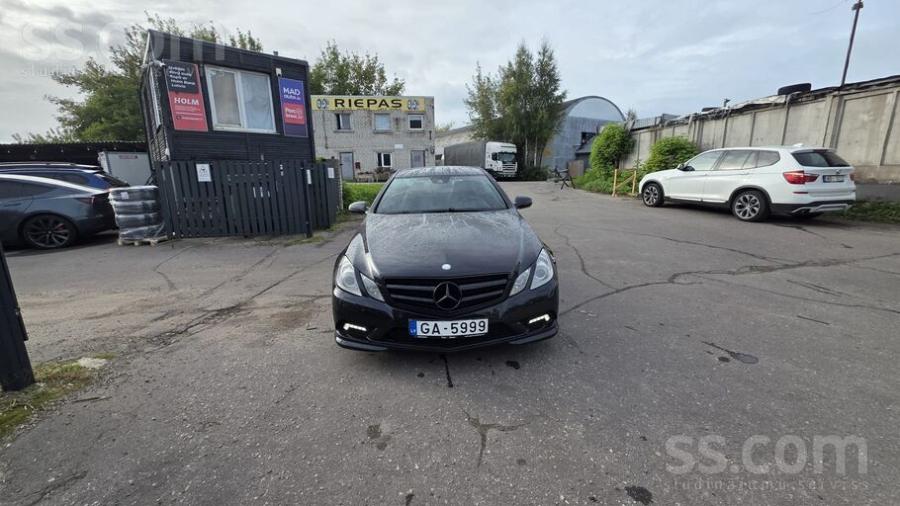 Black Mercedes-Benz E 350 2009 in Riga, with an engine capacity of 3.00 L and mileage of 297 thousand km for 6990 €, photo 4 on AUTOMOTO.COM.LV